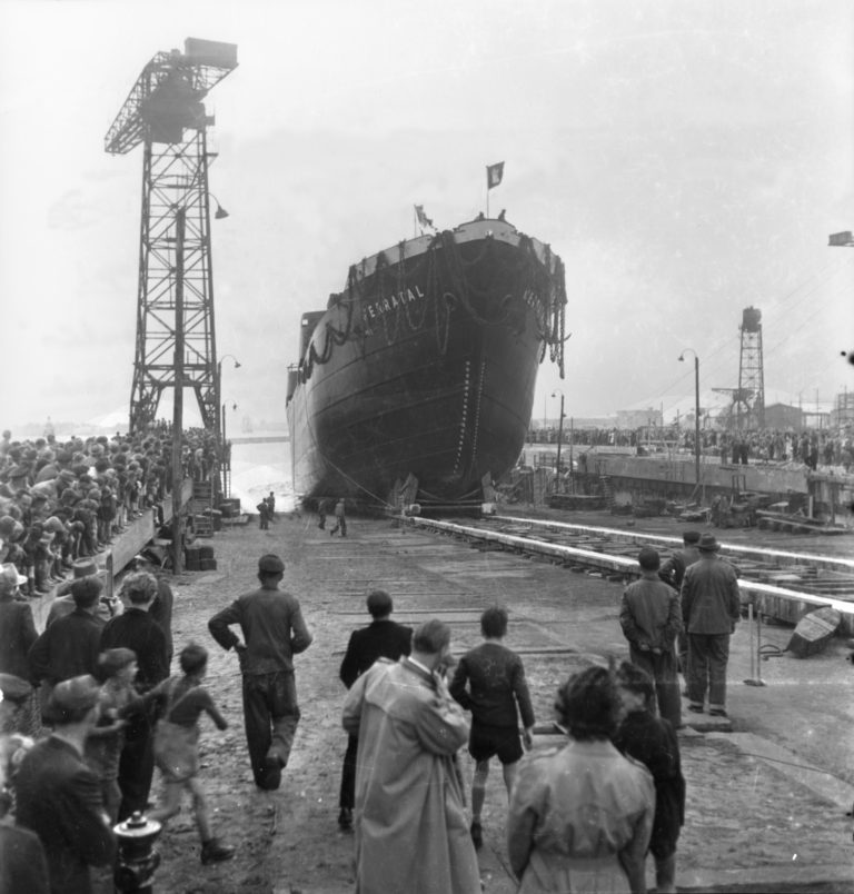 Erster Nachkriegsstapellauf bei AG Weser: Die MS Werratal gleitet in ...
