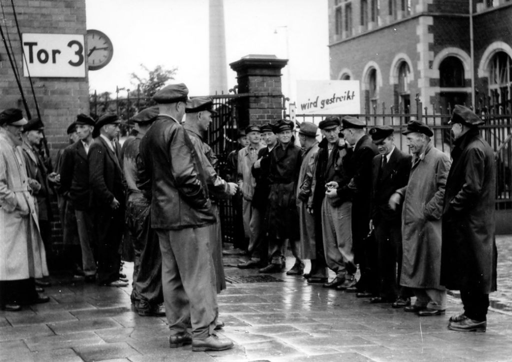 Erst Demontage, dann auf zu neuen Ufern - WK | Geschichte